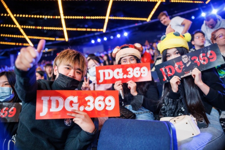 JDG发布S12粉丝应援返图：一起为热爱振臂高呼