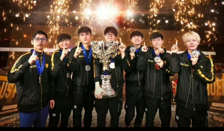 巴黎人集合！三年前的今日：FPX横扫G2夺得S9总冠军