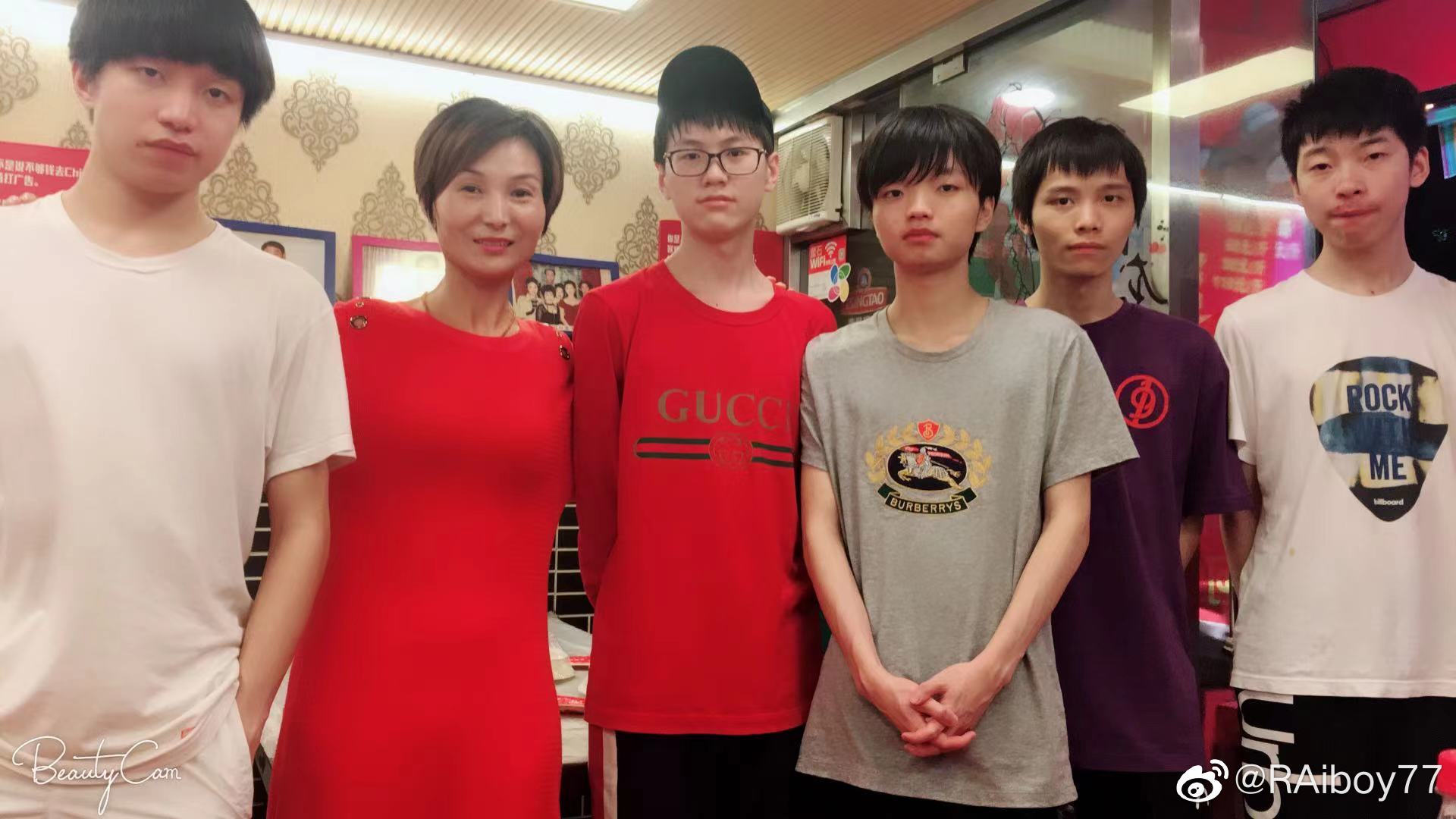 iBoy深夜发博分享老照片：与厂长、Meiko、爱萝莉、Hope在外吃饭