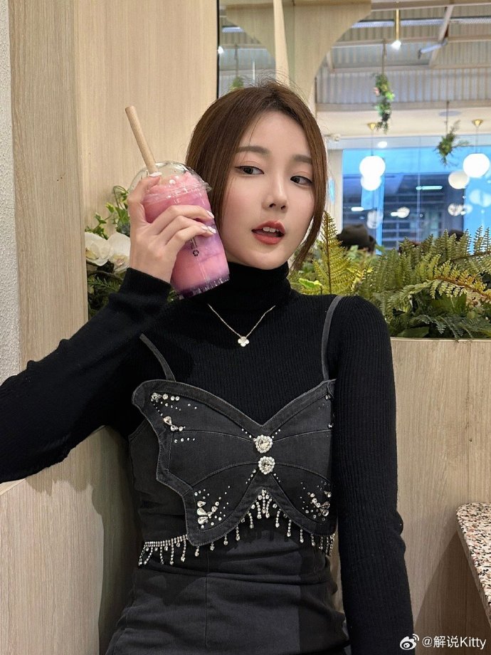 解说Kitty晒照：紧身黑衣媚眼如丝共邀吃饭 惊人天赋长腿屏幕放不下咧！