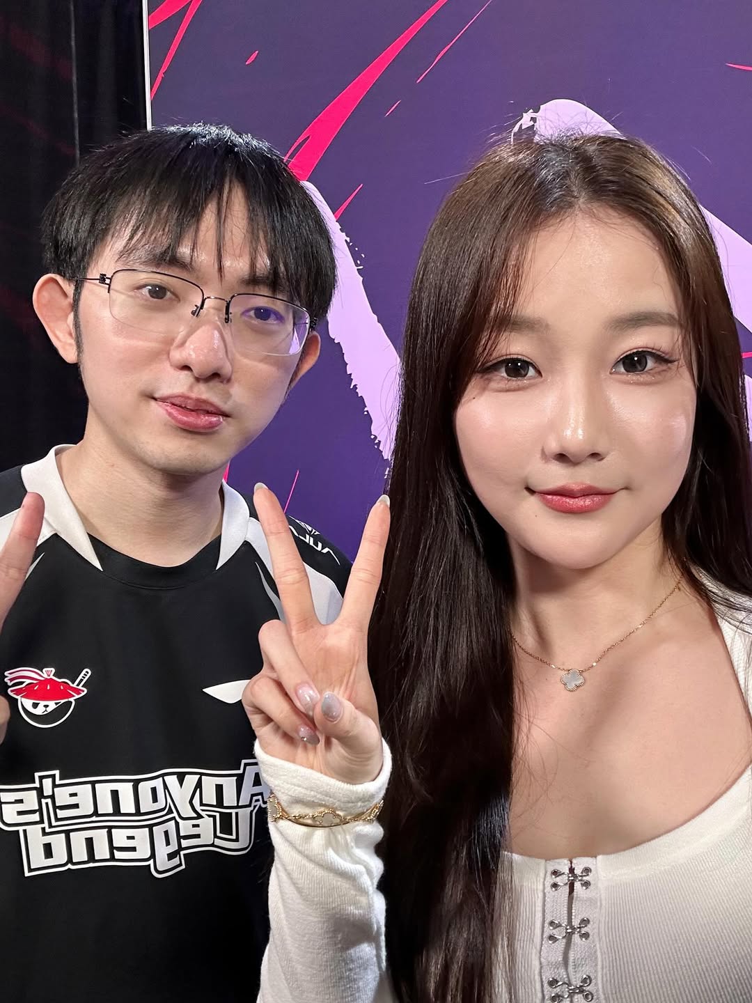 解说Kitty分享MSI工作照：紧身衣显露身材，与多位选手合影