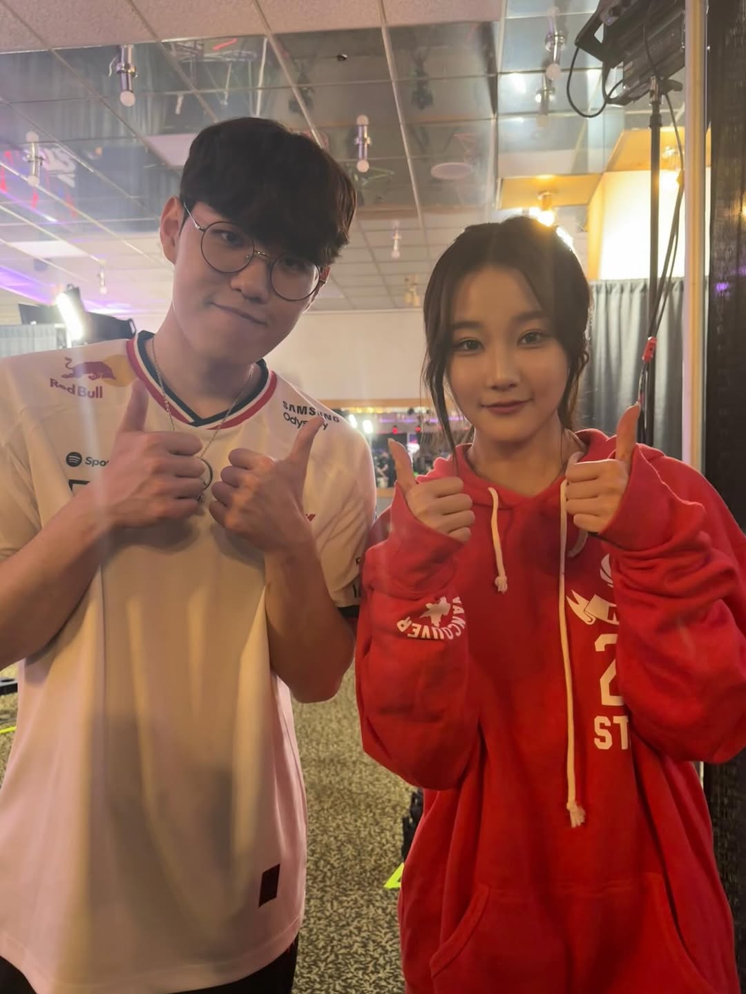 解说Kitty分享MSI工作照：紧身衣显露身材，与多位选手合影